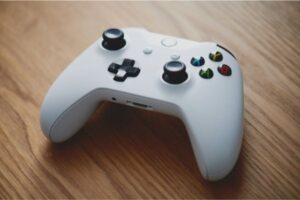 Can You Use An Xbox Controller With One Hand? (Explained) | WhatsaByte