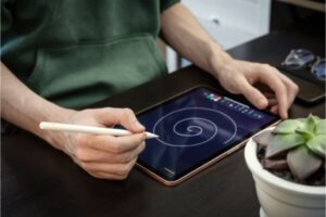 Does Using an Apple Pencil Scratch an iPad Screen? (Explained) | WhatsaByte